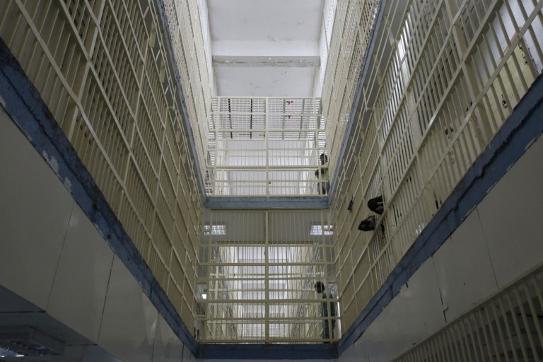 Στη φυλακή 51χρονος που βίαζε τη φίλη της κόρης του - Elassonanews.gr